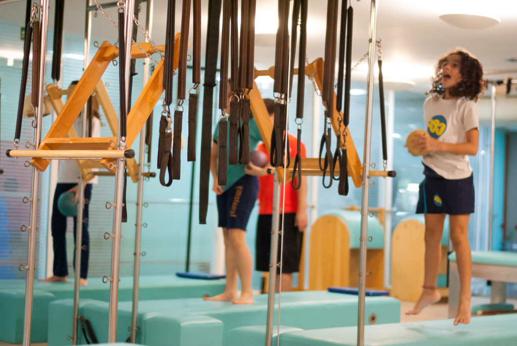 Conheça a prática do Pilates Kids - Pais em Apuros